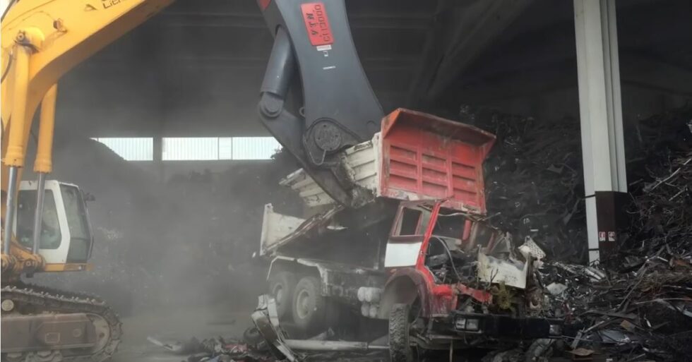 Guide to Excavator Attachments: Types, Uses, & Selection Tips