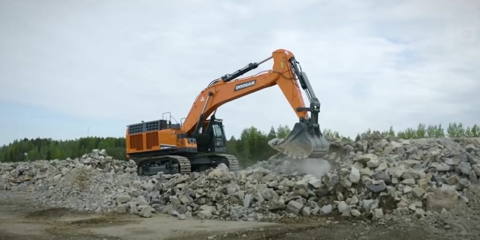 Guide to Excavator Attachments: Types, Uses, & Selection Tips